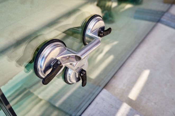 How to Lift Glass Safely? Techniques and Tips for Every Worker - Feri.org
